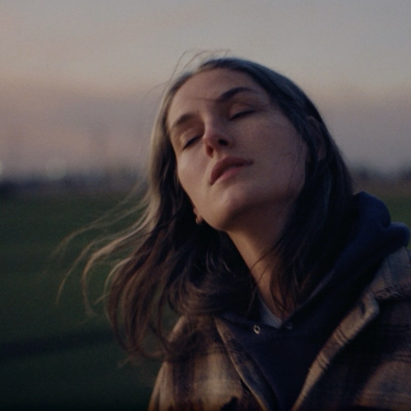 Claire Days dévoile « Transparent », un instant suspendu entre passé et ...