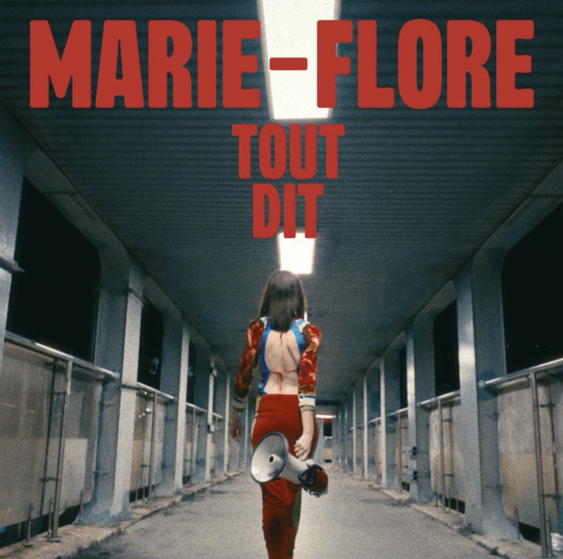Marie-Flore explore le pouvoir des mots dans « Tout dit ...
